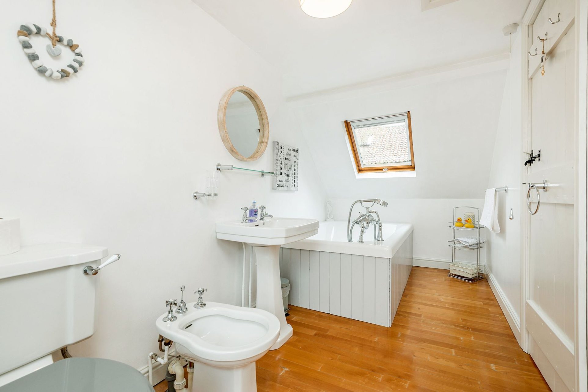 Old Curiosity Shop – Romantic Pet Friendly Whitby Cottage for Two