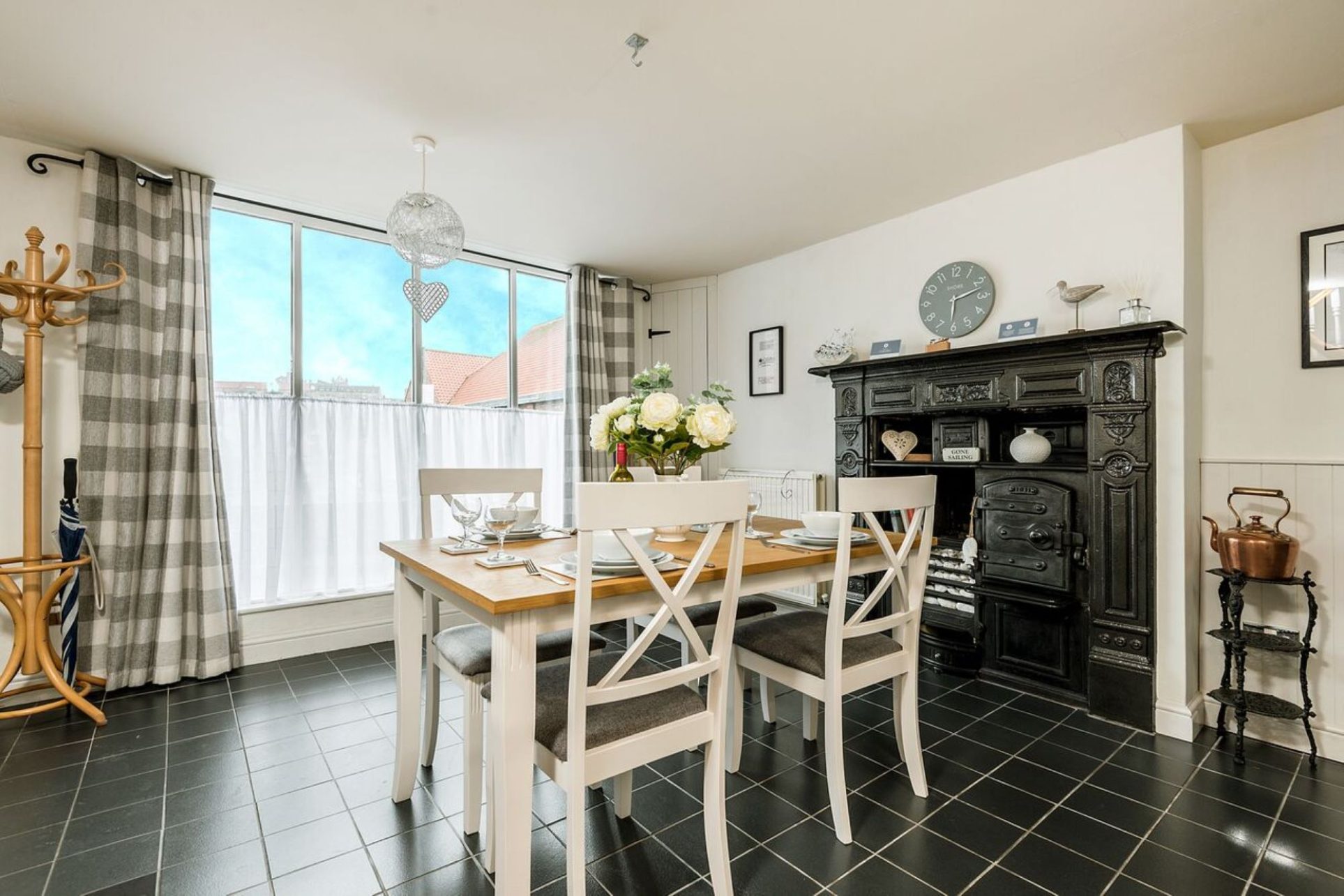 Old Curiosity Shop – Romantic Pet Friendly Whitby Cottage for Two