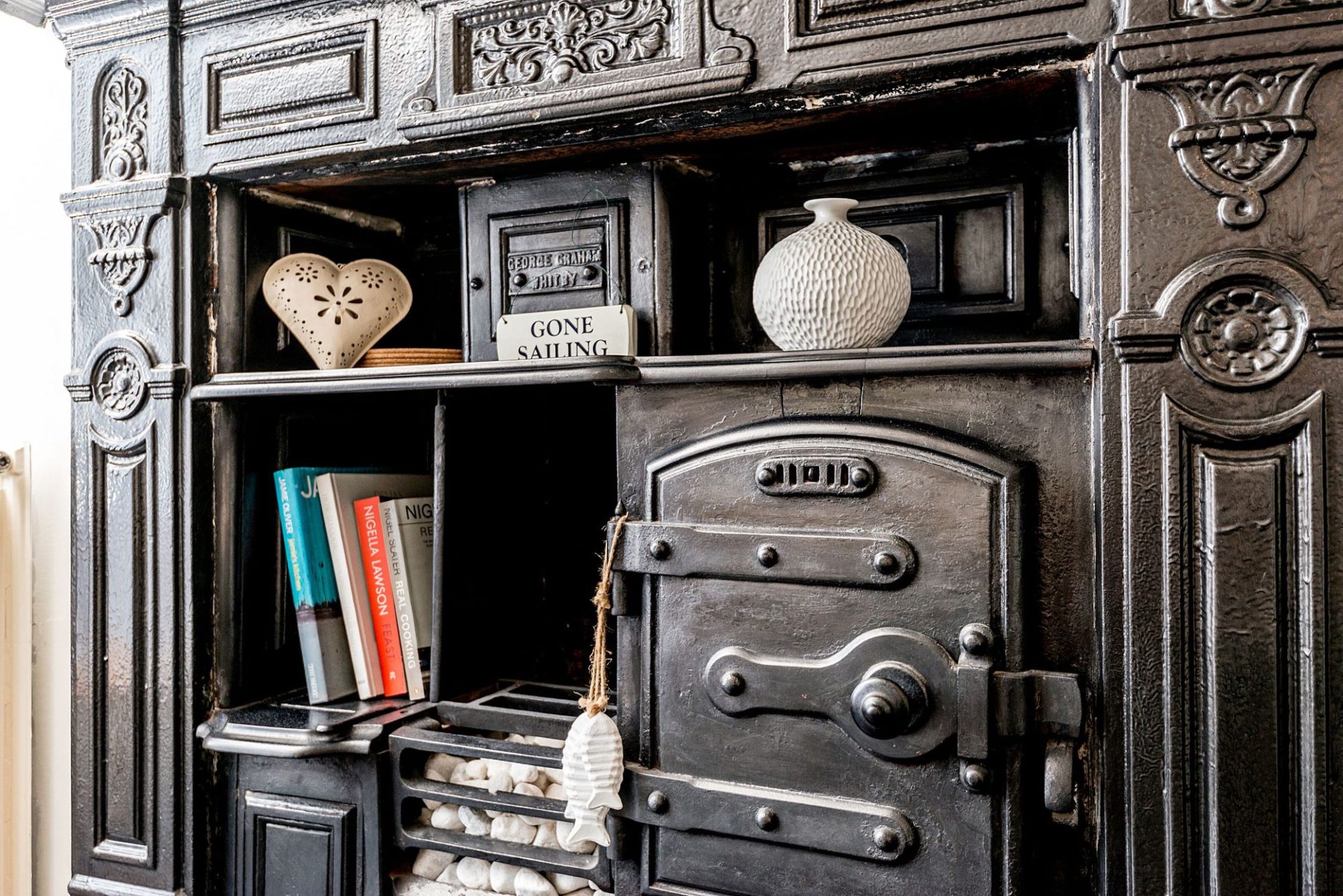 Old Curiosity Shop – Romantic Pet Friendly Whitby Cottage for Two